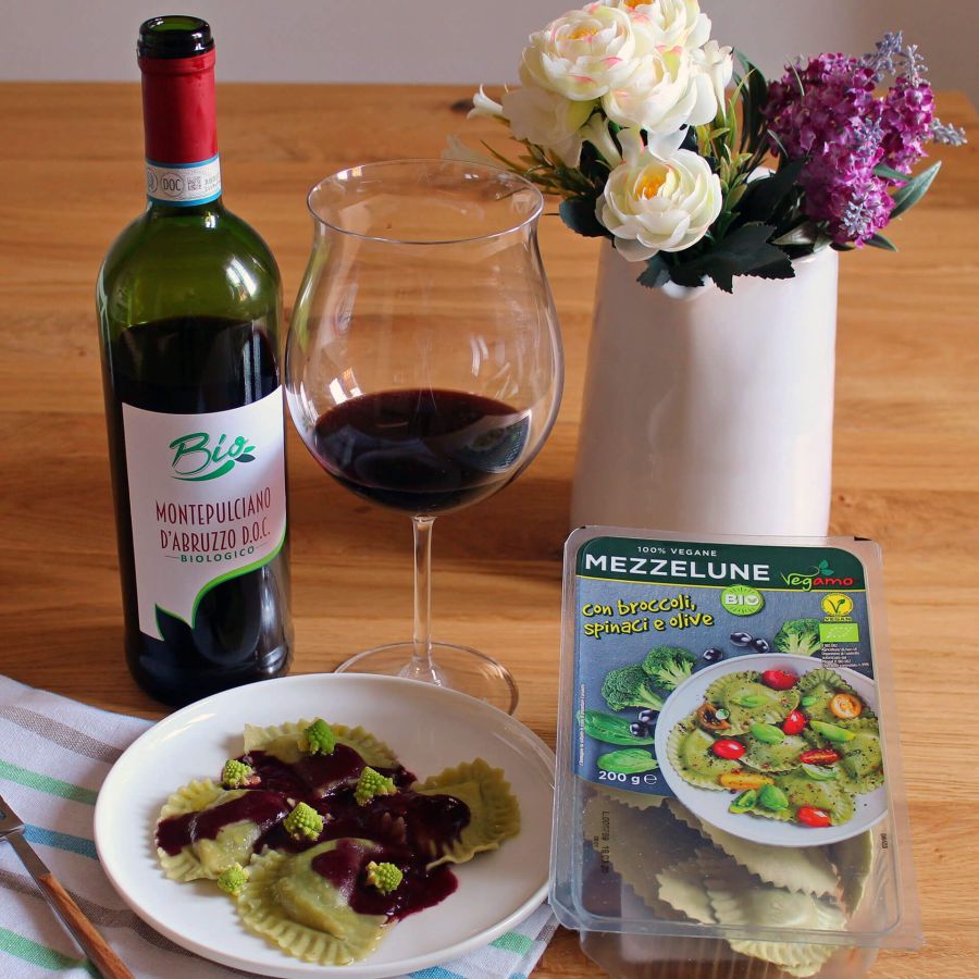 Mezzelune con broccoli, spinaci e olive al vino rosso e broccolo romano ...