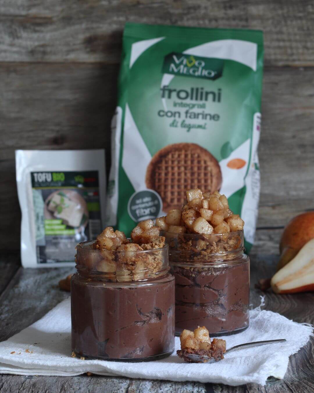 Coppette al cioccolato con tofu, crumble e pere caramellate | Vegamo